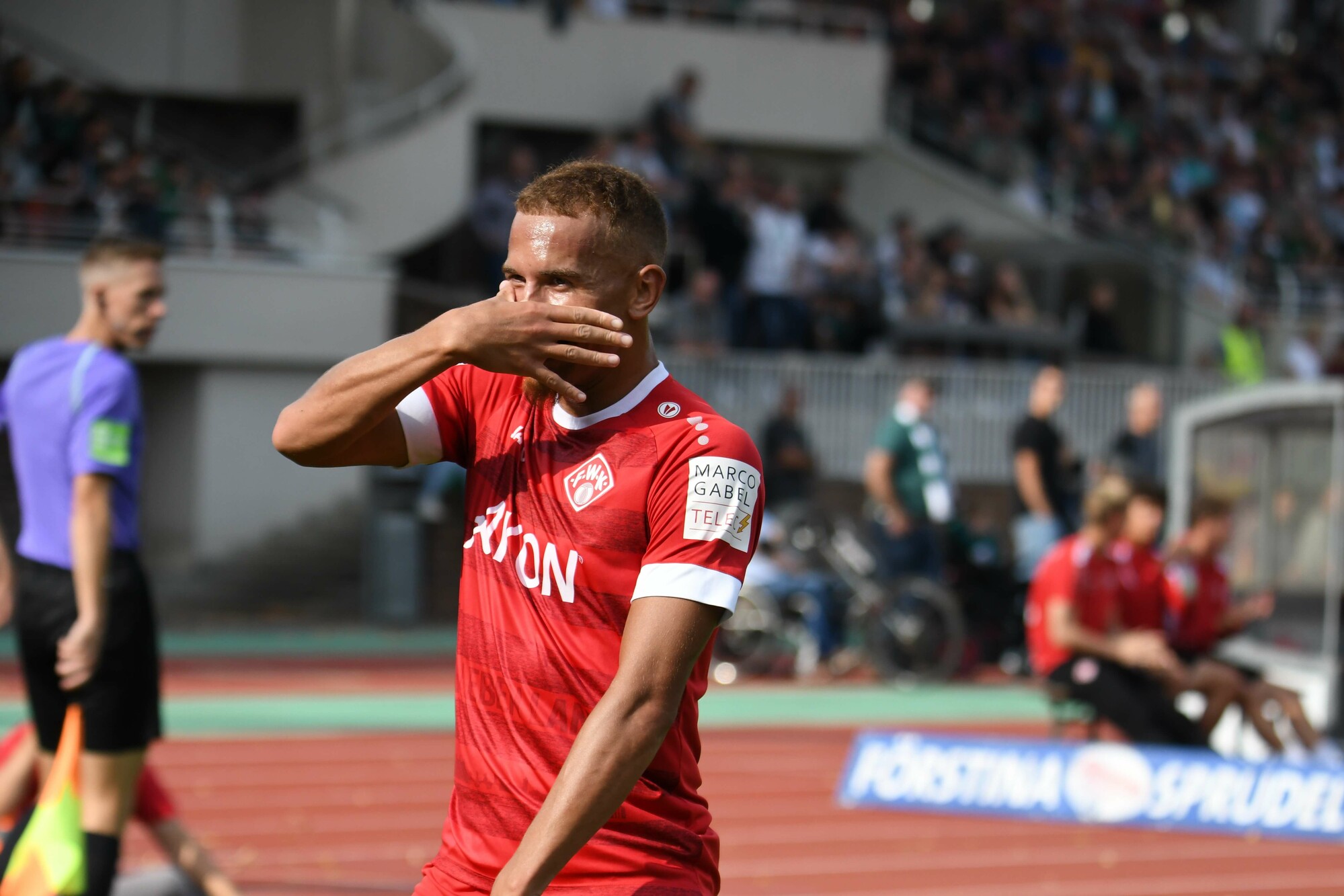 Benyas Solomon Junge-Abiol bleibt eine Rothose | Würzburger Kickers